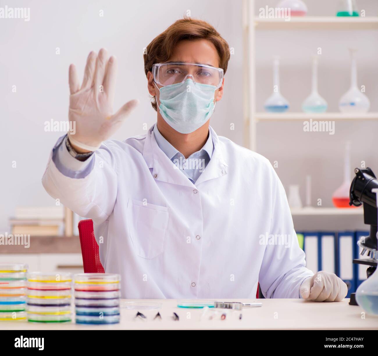 The young chemist working in the lab Stock Photo - Alamy