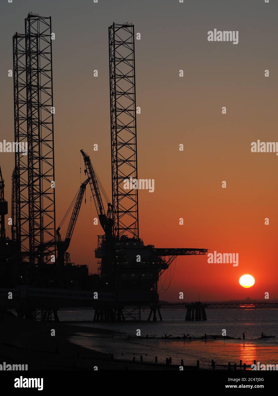Laid up oil rig hi-res stock photography and images - Alamy