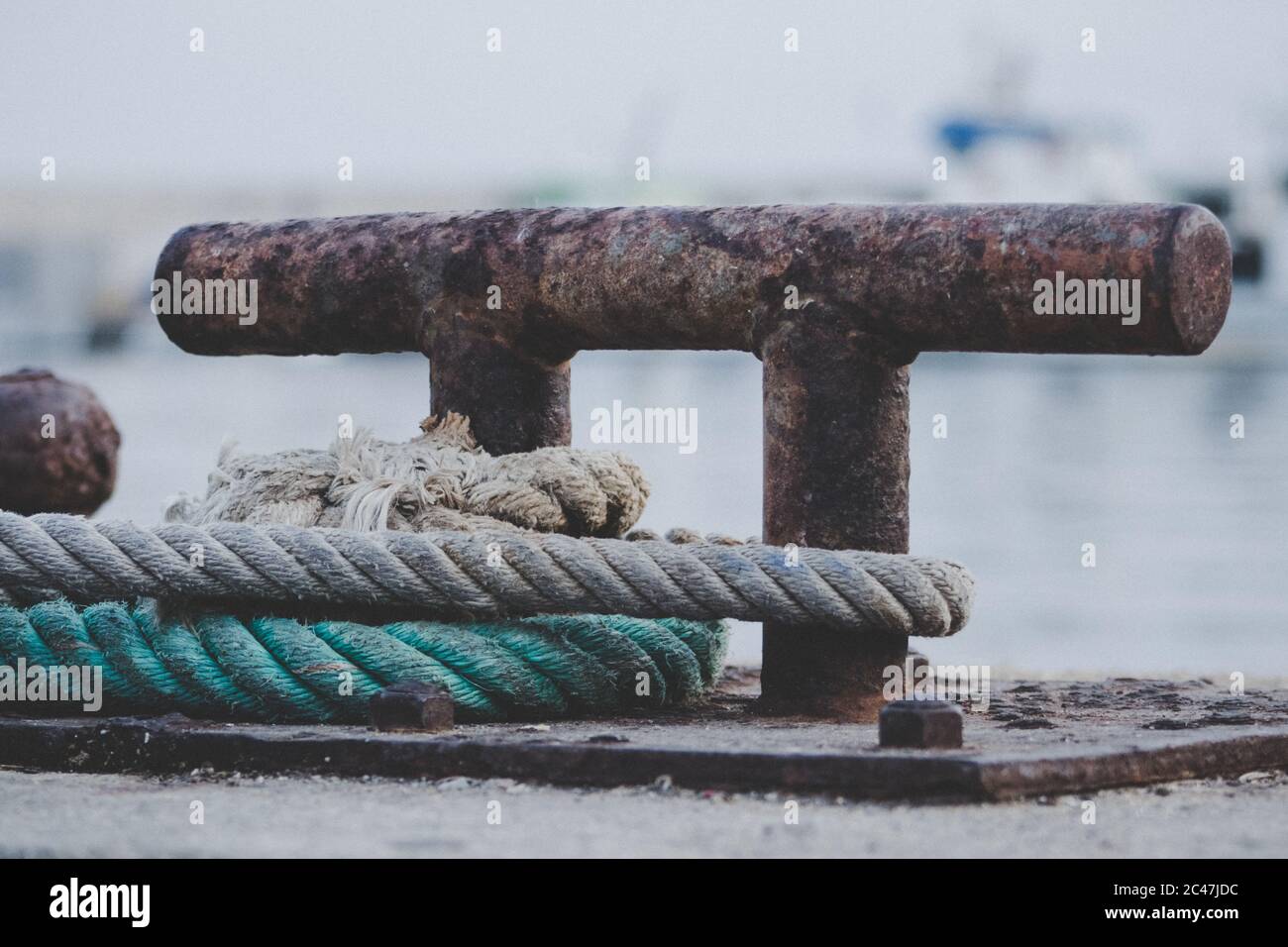 Ship tied up at the jetty with ropes Stock Photo - Alamy