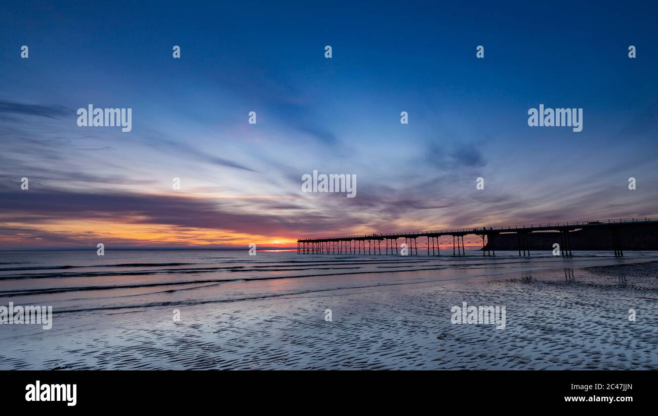 Saltburn saltburn beach saltburn pier sunrise hi-res stock photography ...
