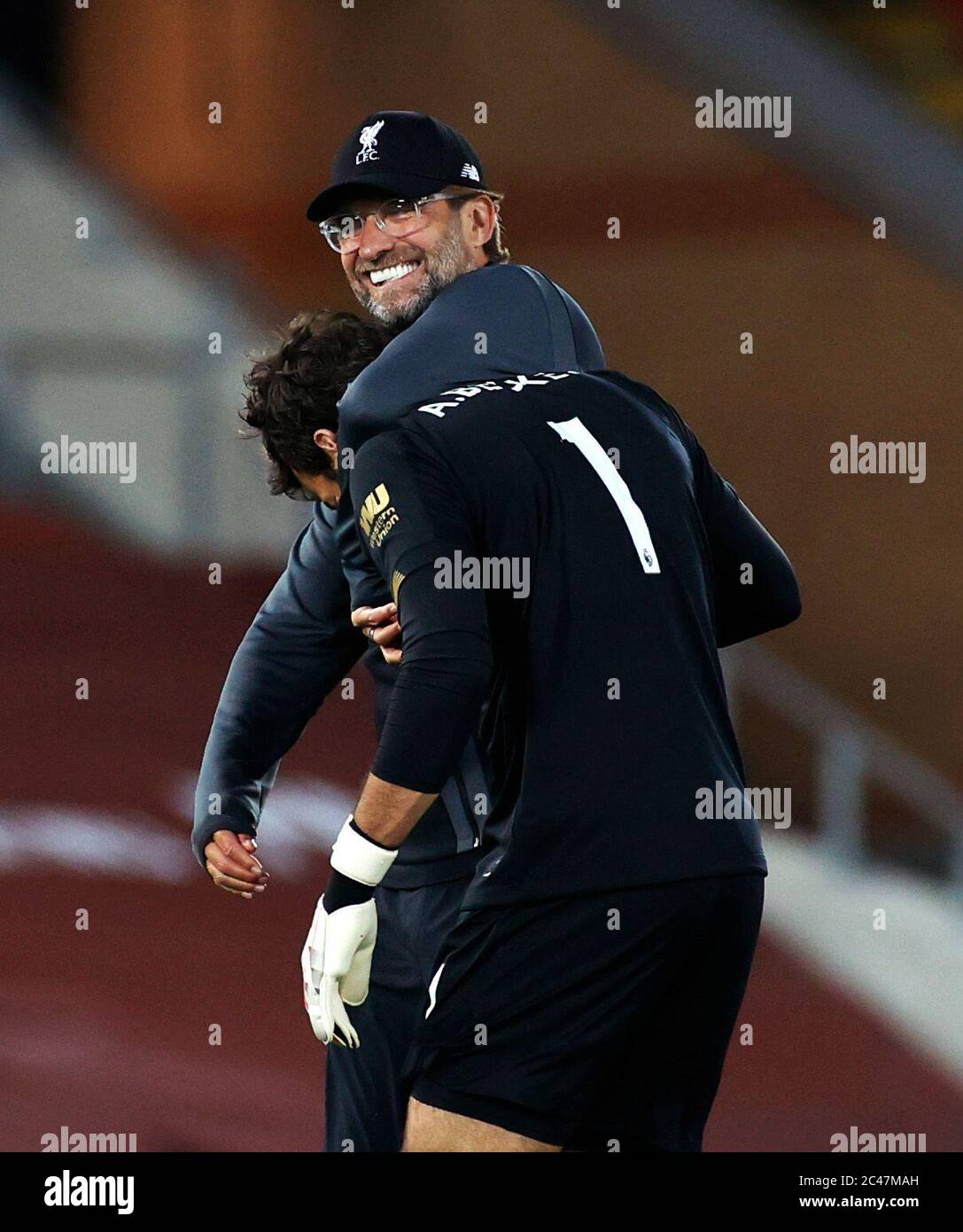 Liverpool manager Jurgen Klopp celebrates victory with goalkeeper ...