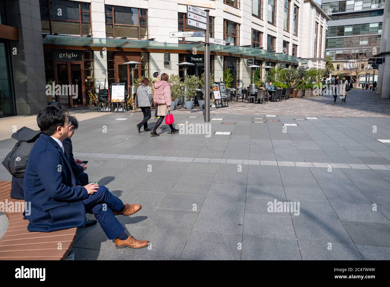 Tokyo bench hi-res stock photography and images - Alamy