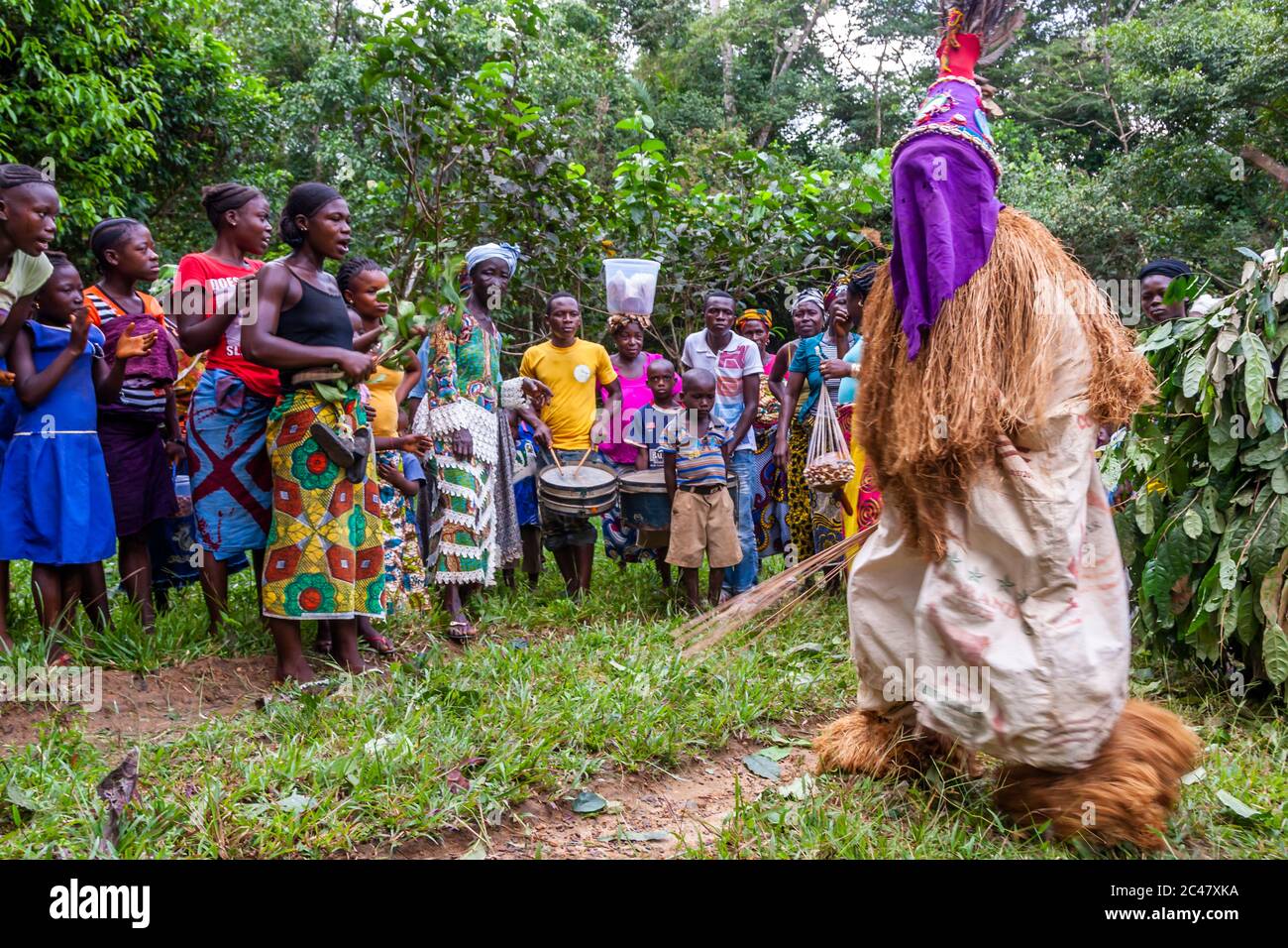 Mende people dance with gbeni mask in Gola Rain Forest Stock Photo - Alamy