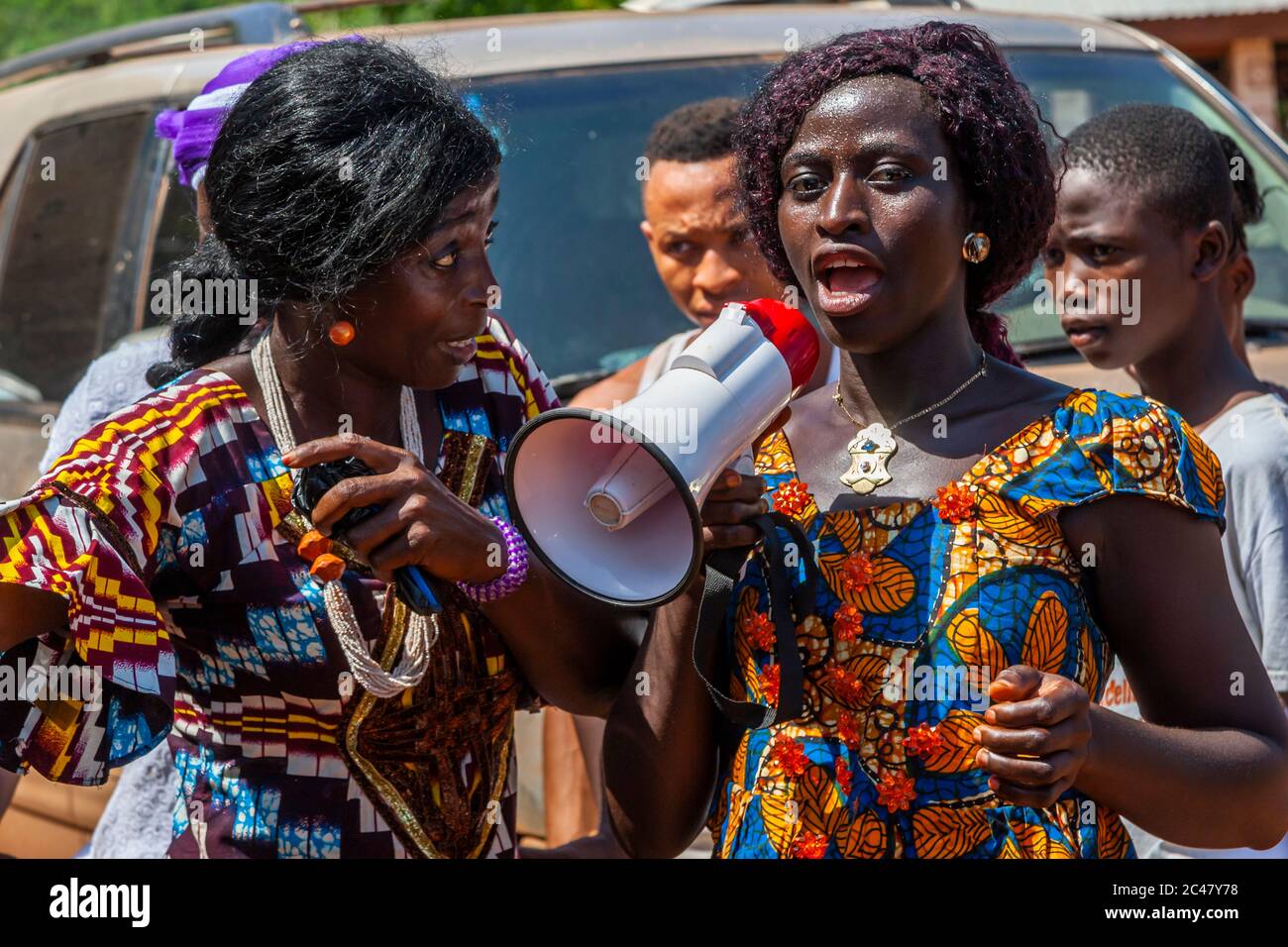 African dancer with musicians in Kabala, Sierra Leone Stock Photo - Alamy