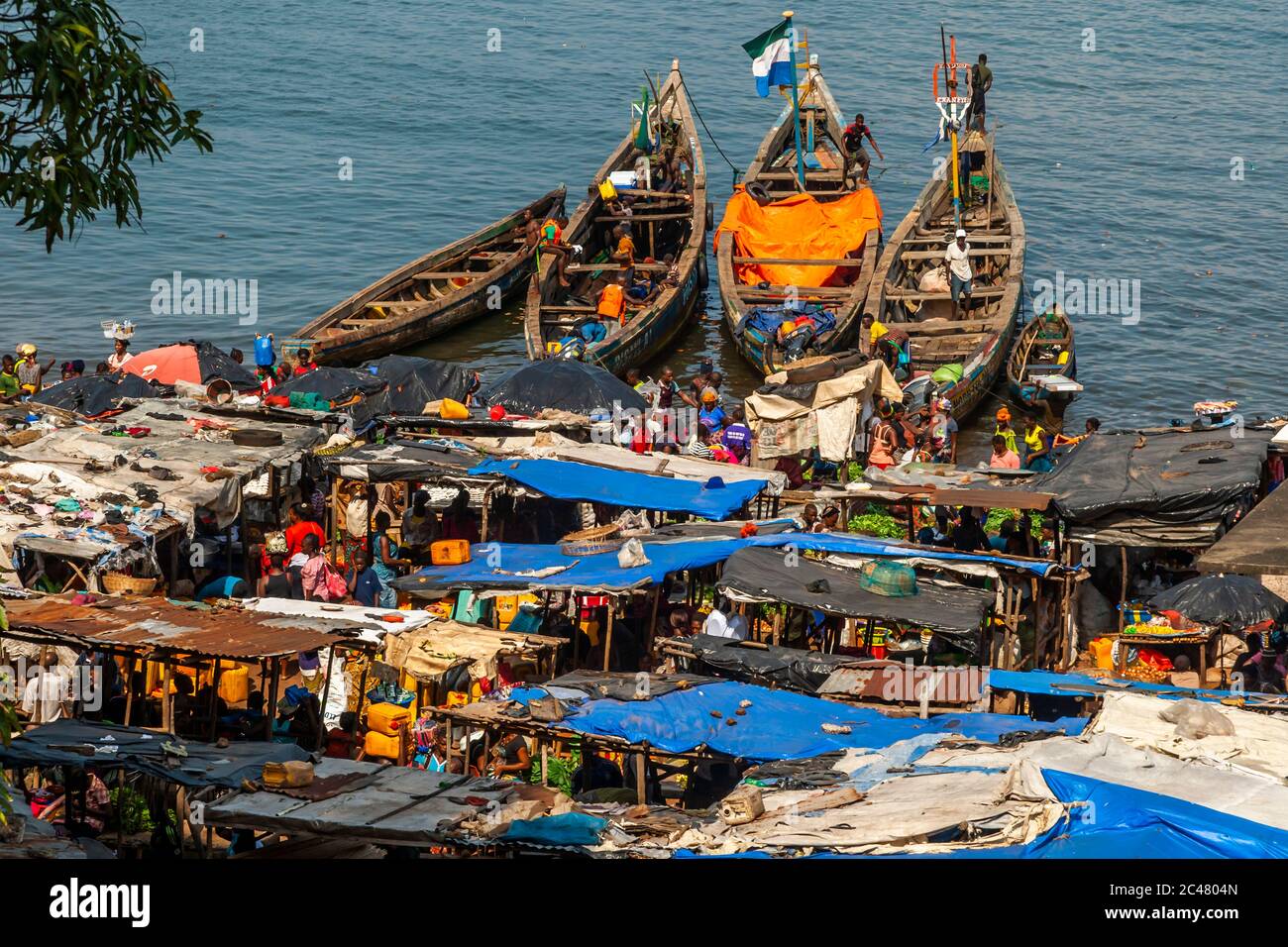 Crowded market near Freetown slum Stock Photo - Alamy