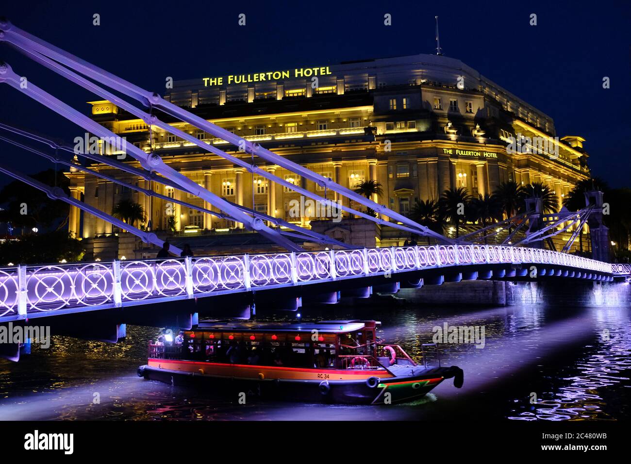 Singapore - Singapore river view with Cavenagh Bridge Stock Photo - Alamy
