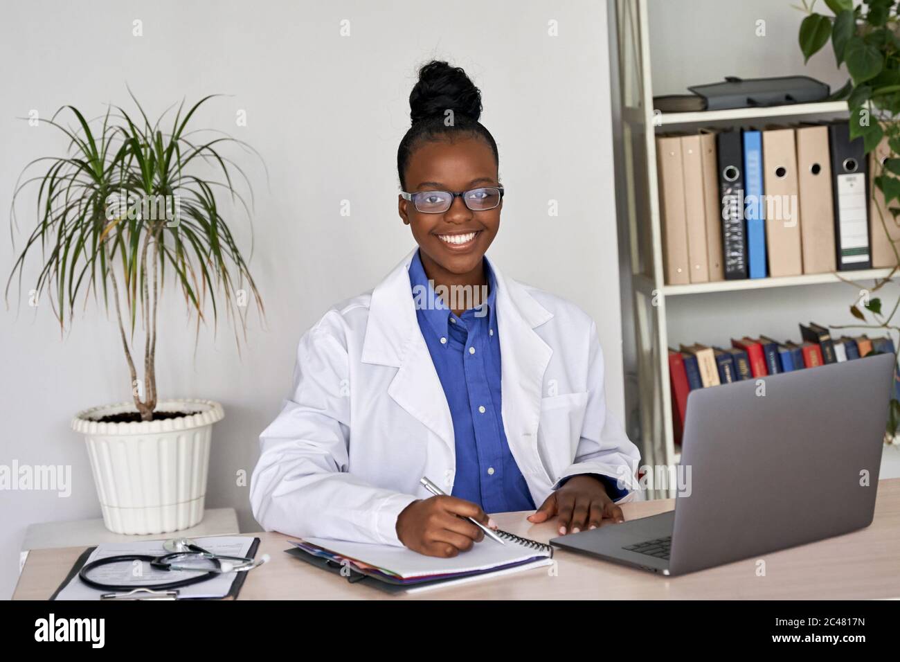 African female doctor hi-res stock photography and images - Alamy