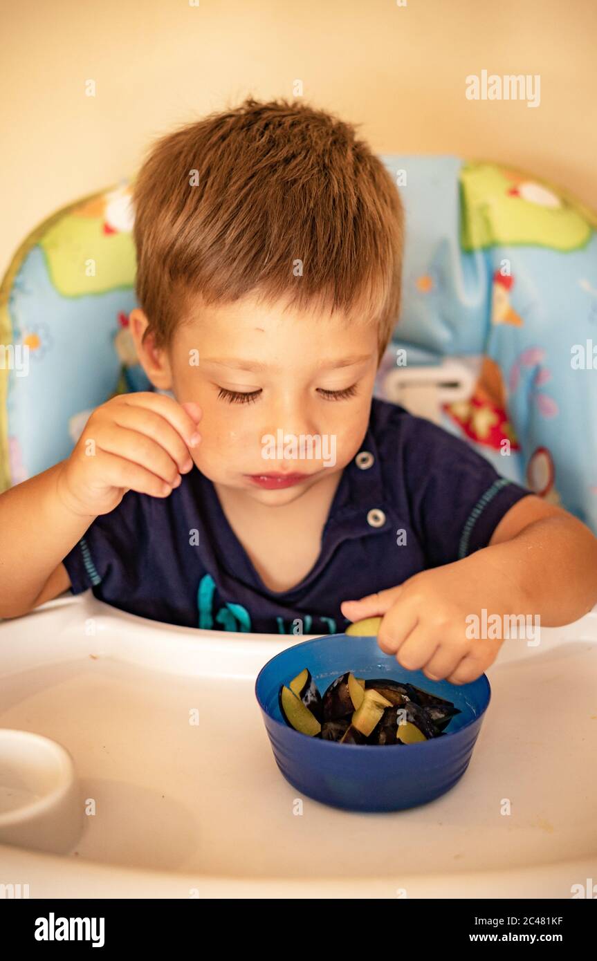 A child is eating a plum hi-res stock photography and images - Alamy