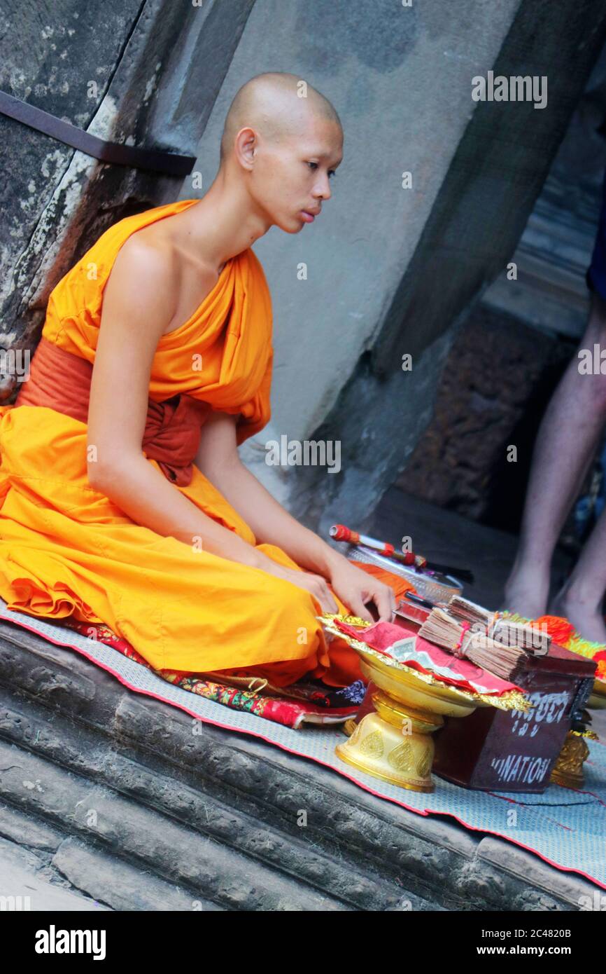 Kasaya robe hi-res stock photography and images - Alamy