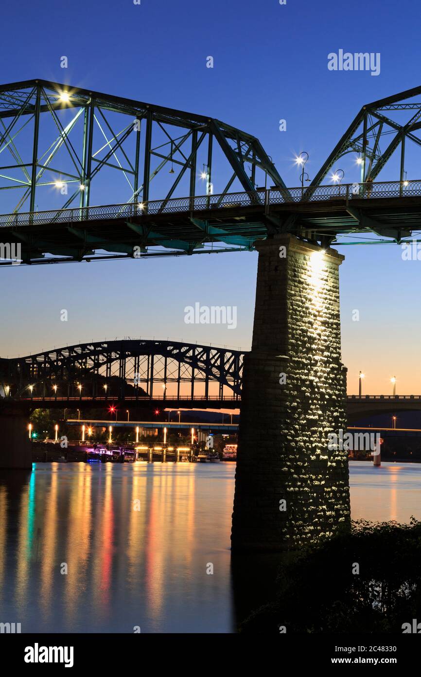 Walnut street pedestrian bridge hi-res stock photography and images - Alamy