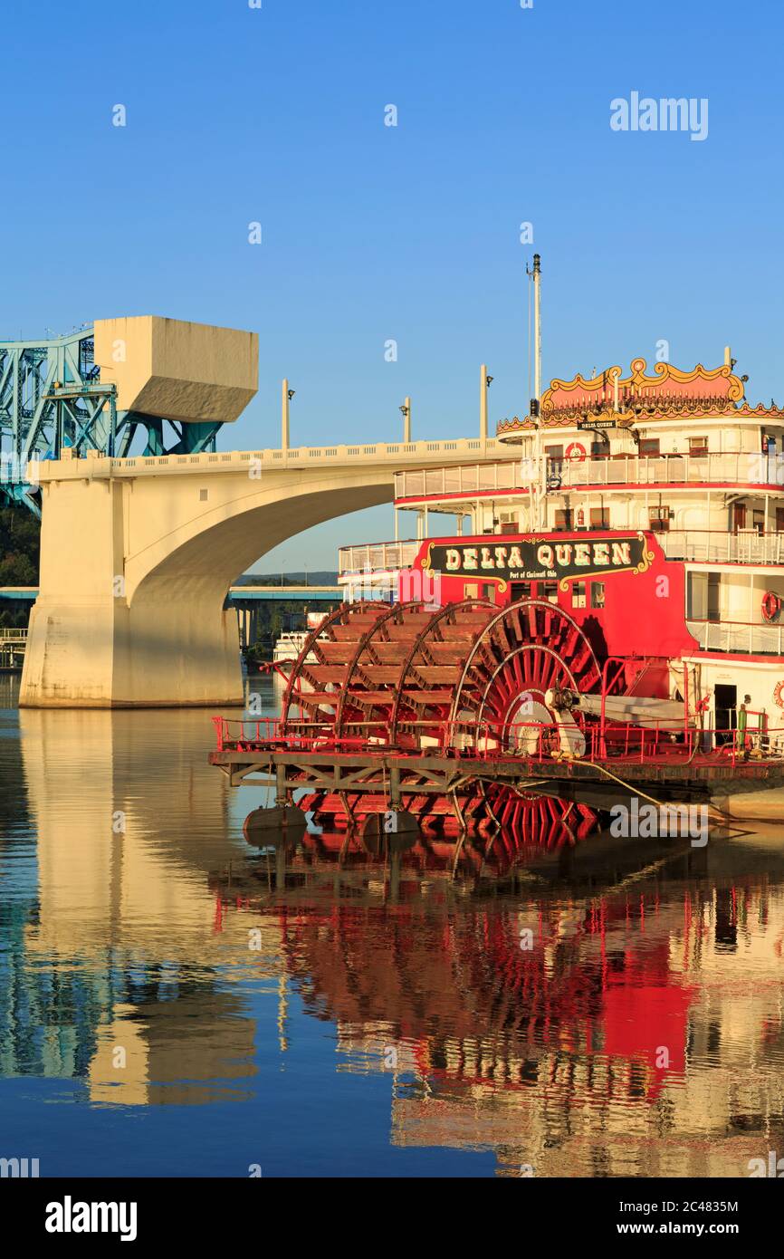 Delta Queen Riverboat & Market Street Bridge,Chattanooga,Tennessee,USA ...