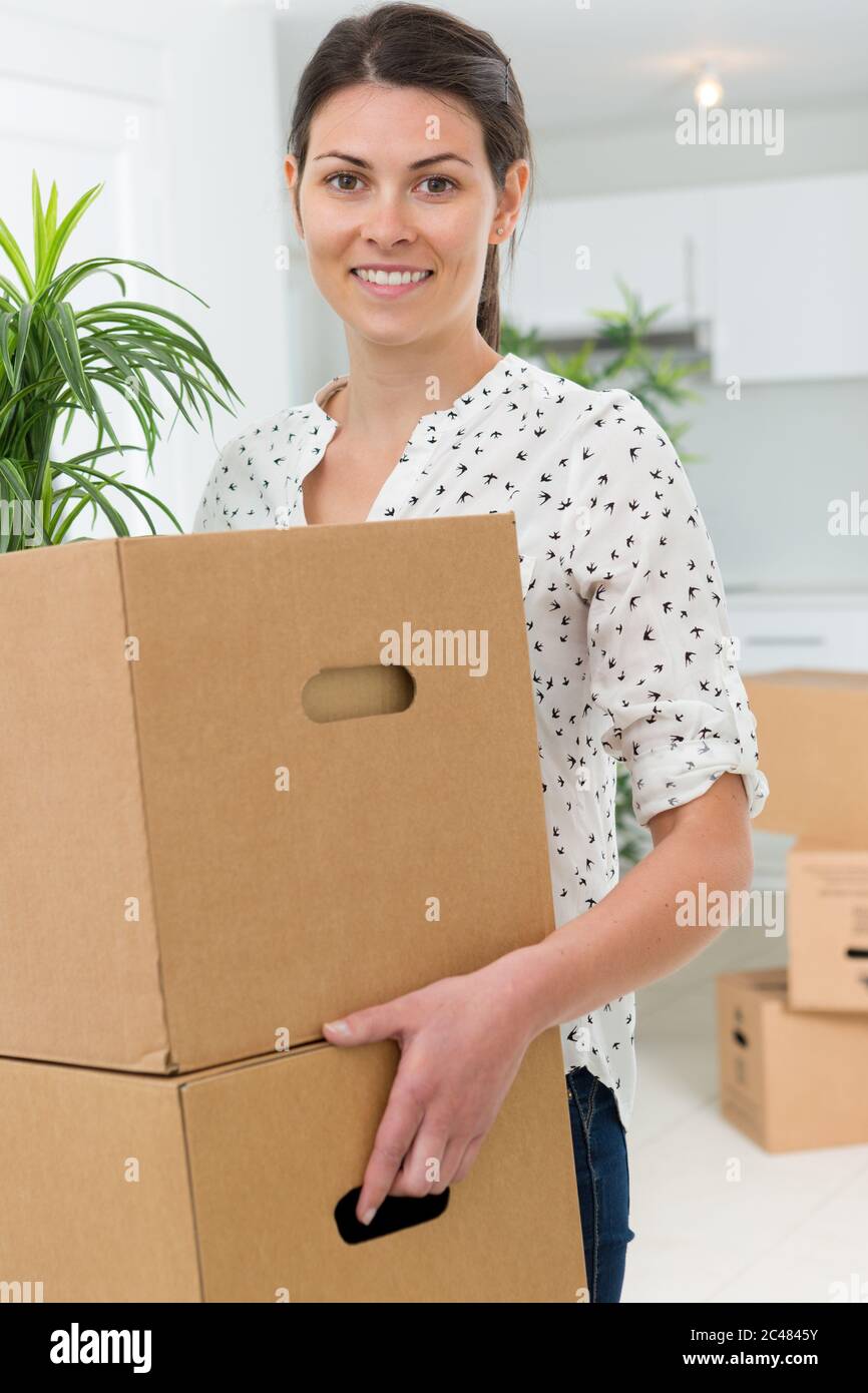 Woman lifting boxes heavy hi-res stock photography and images - Alamy