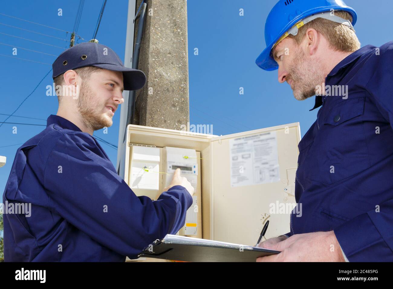 Electric company workers power hi-res stock photography and images - Alamy