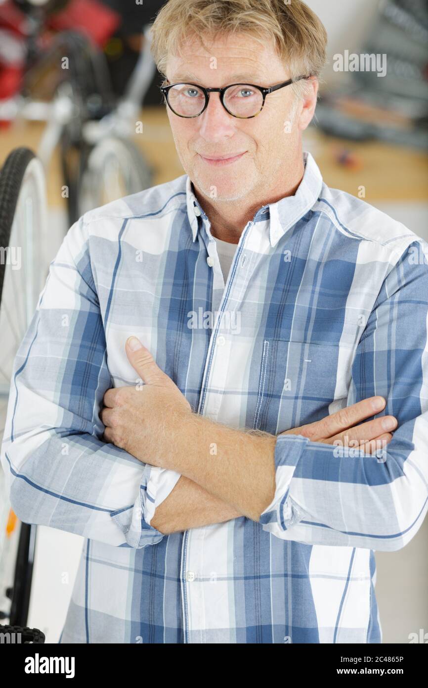 Man on bike profile city hi-res stock photography and images - Alamy