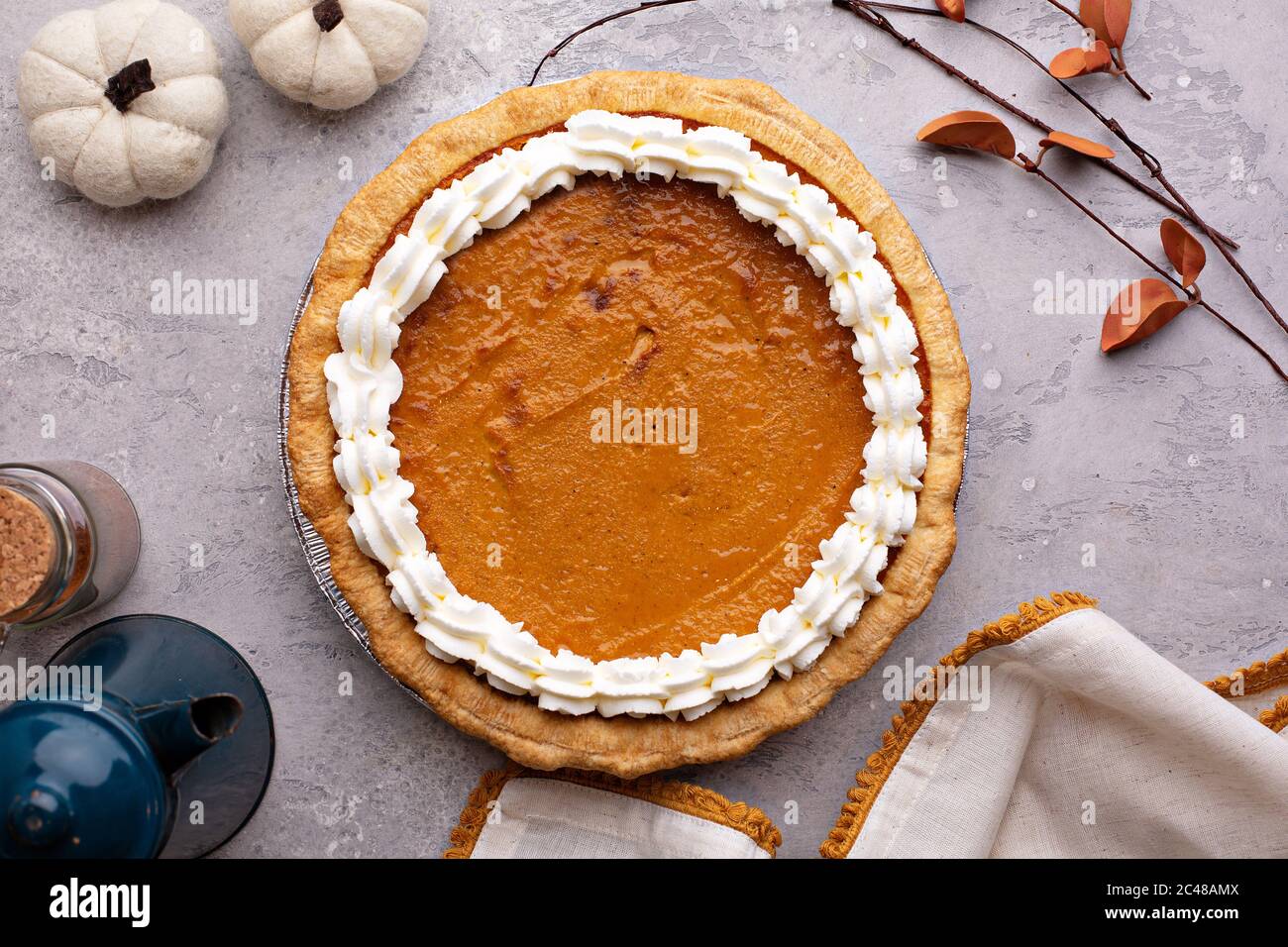 Pumpkin pie overhead shot Stock Photo - Alamy