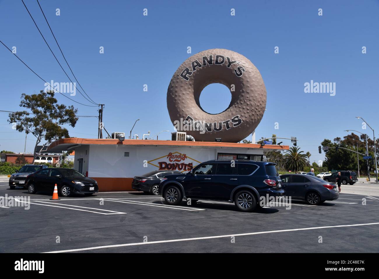 Los Angeles, CA/USA - May 23, 2020: The world famous Randy’s donuts in ...