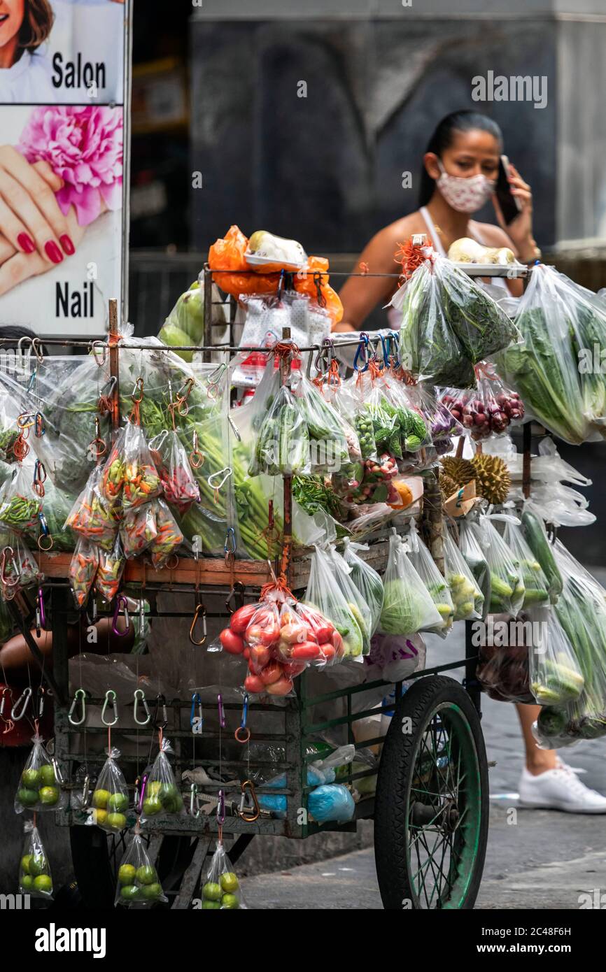 Pushcart vendor hi-res stock photography and images - Alamy