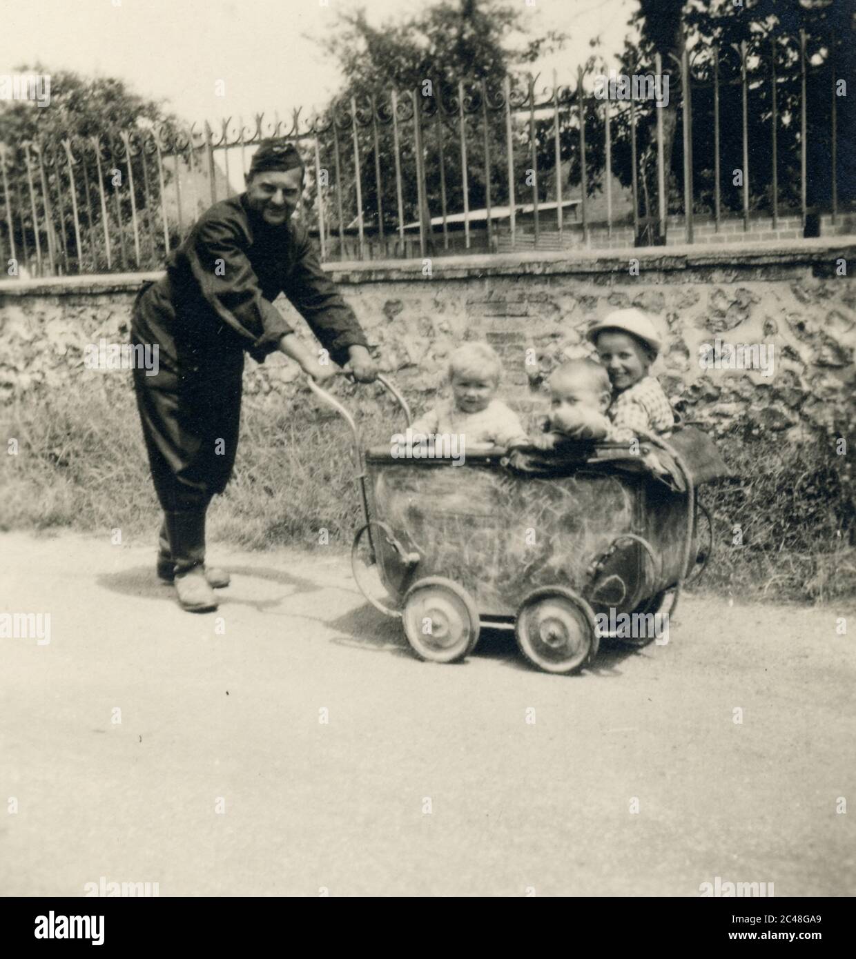 Events: WW2 - WWII Nazi Wehrmacht soldier with his 3 childrens Stock ...