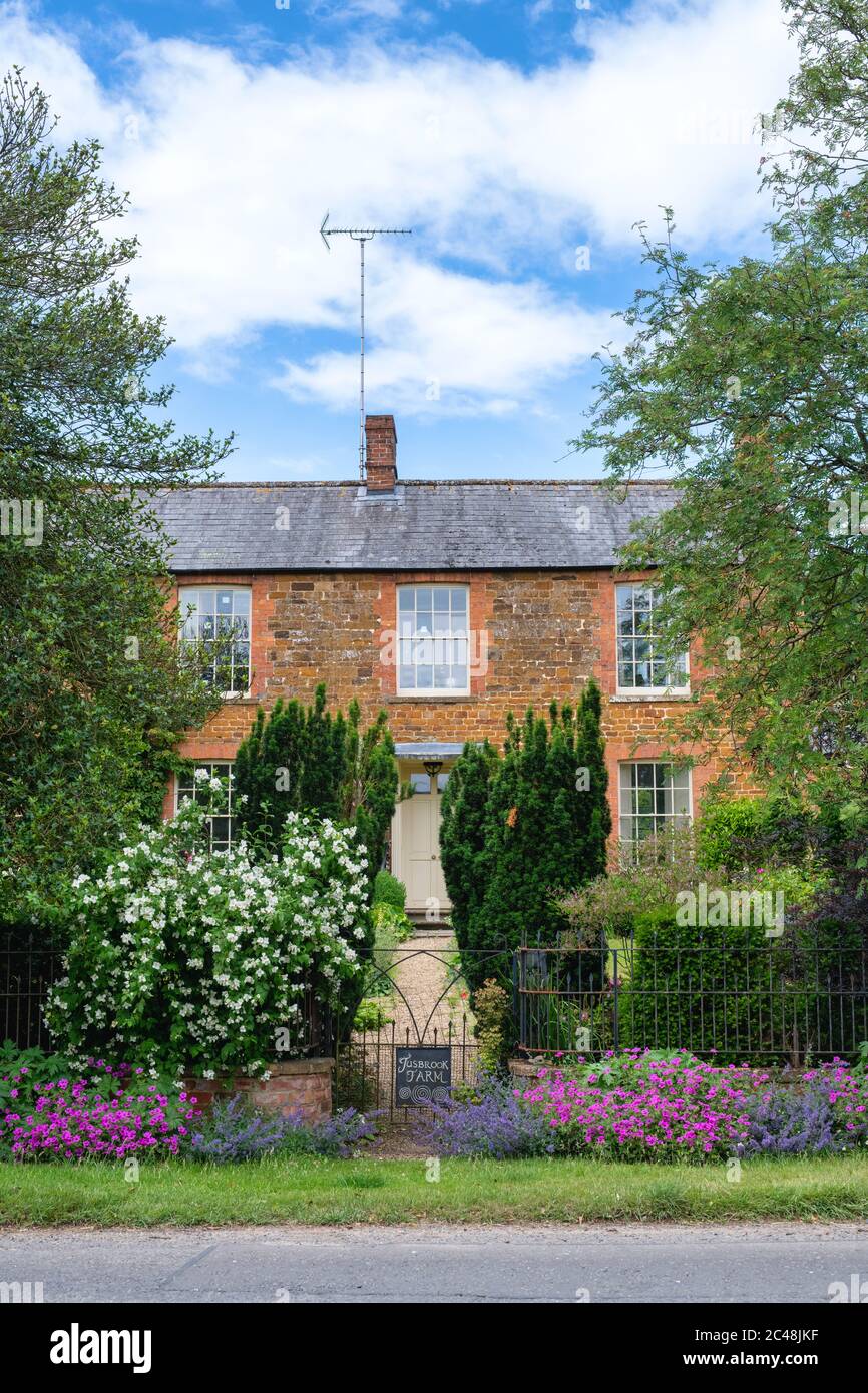 Farmhouse, flowers and trees in Upper Brailes, Warwickshire, England ...