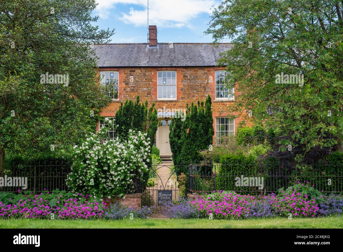Farmhouse, flowers and trees in Upper Brailes, Warwickshire, England ...