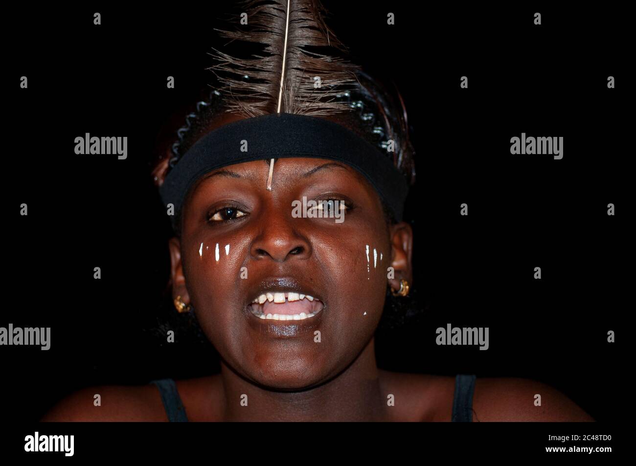 African woman traditional dance hi-res stock photography and images - Alamy