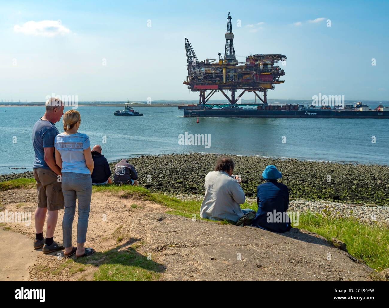 People watching the topside of the Shell/Esso Brent Alpha platform ...