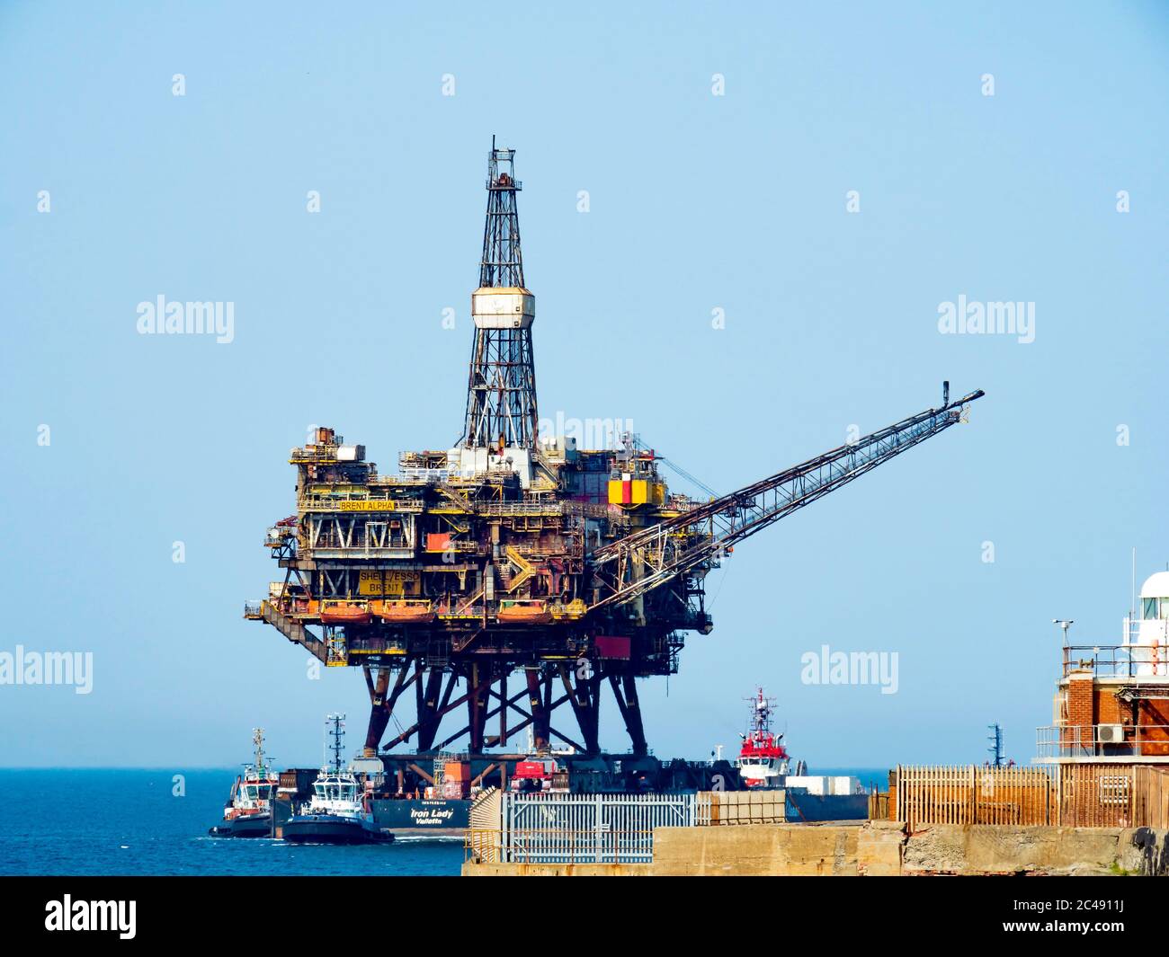 The topside of the Shell/Esso Brent Alpha platform arriving in the ...