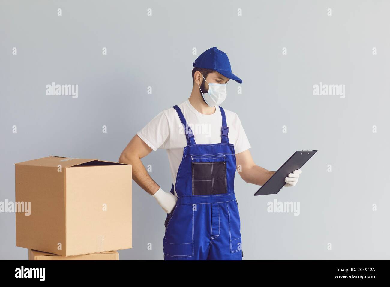 Man cardboard box mask hi-res stock photography and images - Alamy