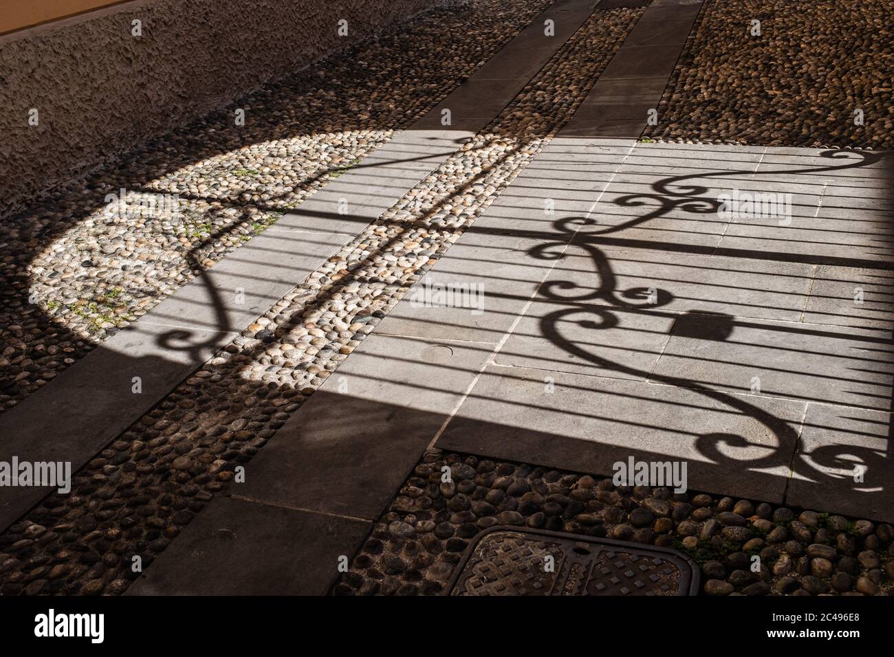 Doorway entrance gate courtyard hi-res stock photography and images - Alamy