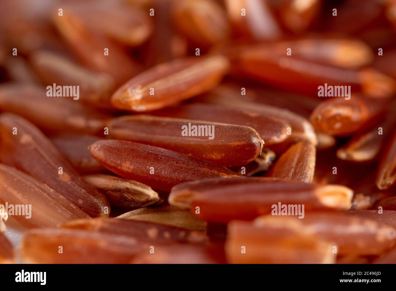 Texture of raw long grains of red rice, healthy food Stock Photo - Alamy
