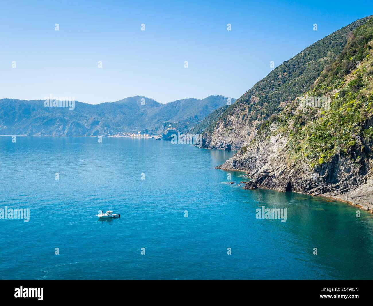 Coastline of Vernazza one of five colorful villages of Cinque Terre ...