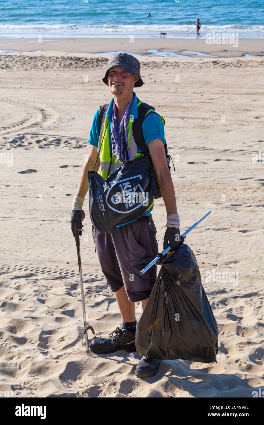 Picking up litter on a beach hi-res stock photography and images - Alamy