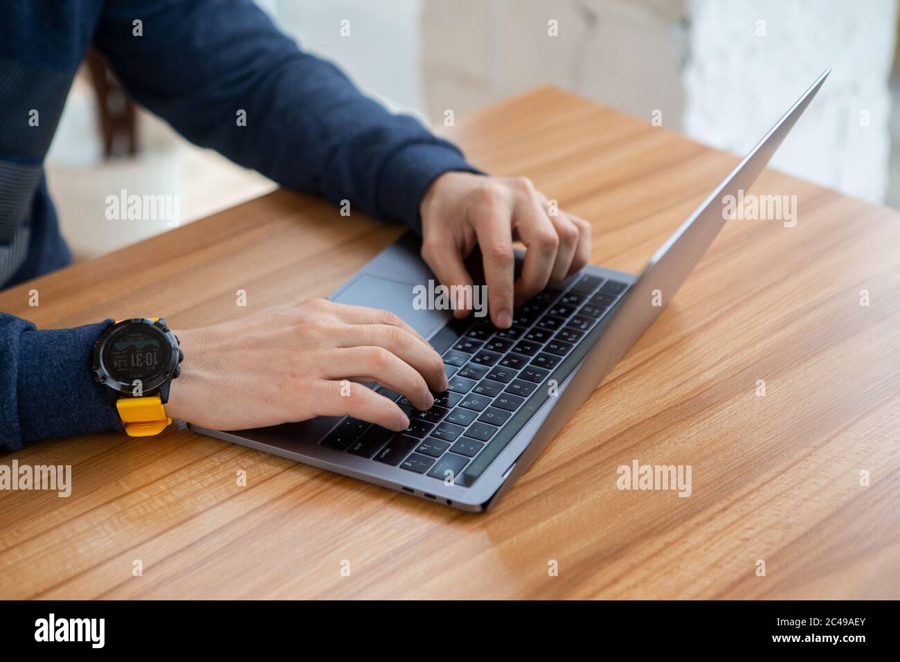 Hand laptop adult home hi-res stock photography and images - Alamy