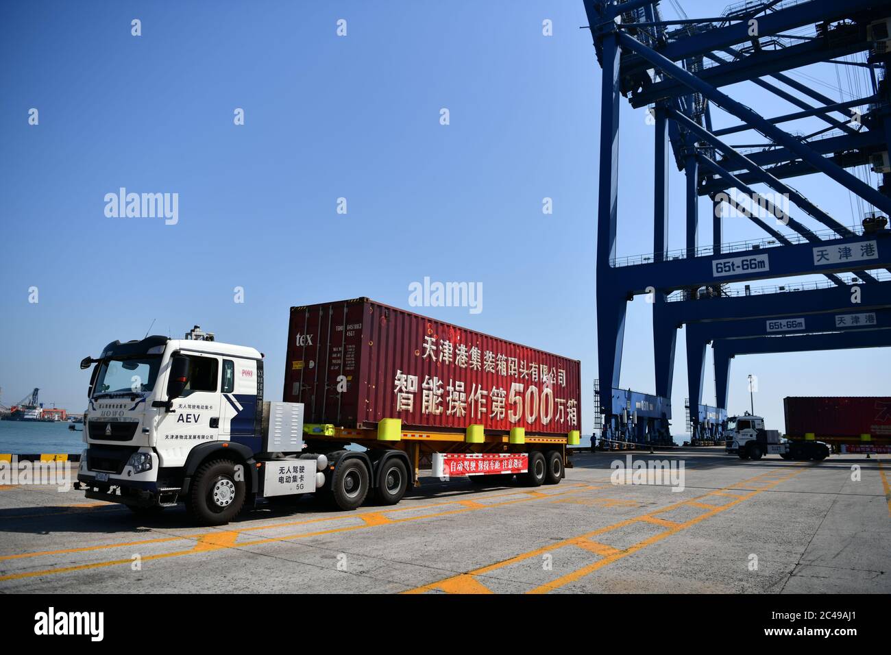 Driverless truck hi-res stock photography and images - Alamy