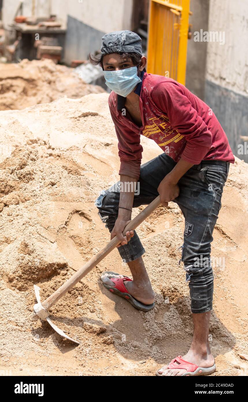 India labor working coronavirus hi-res stock photography and images - Alamy