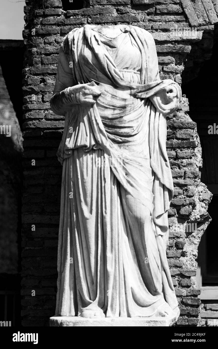 Headless roman statue hi-res stock photography and images - Alamy