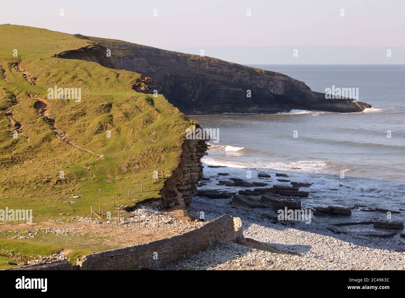 Rugged overhanging rocks hi-res stock photography and images - Alamy