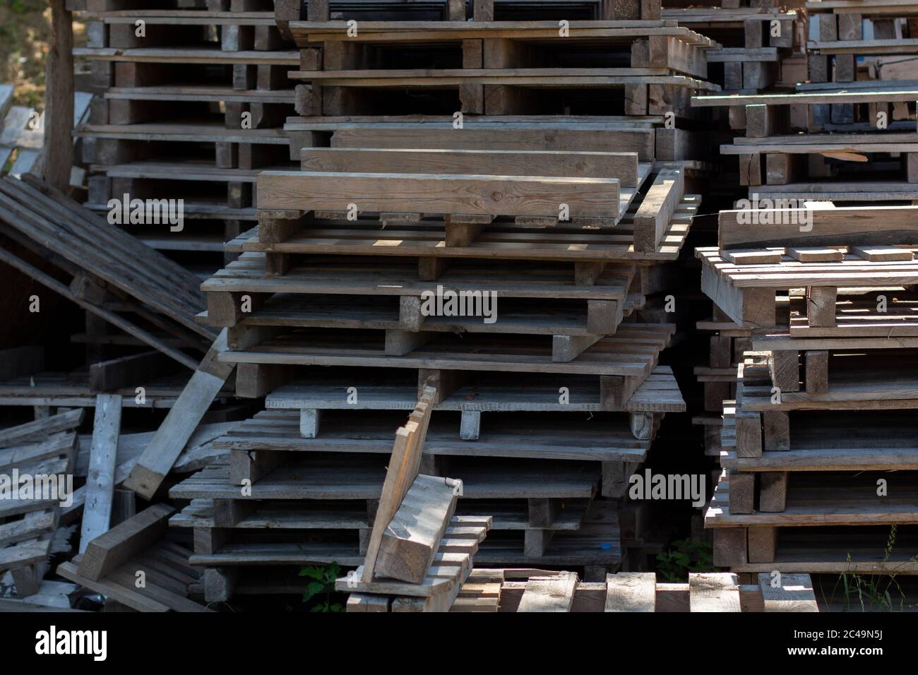 Damaged pallets hi-res stock photography and images - Alamy
