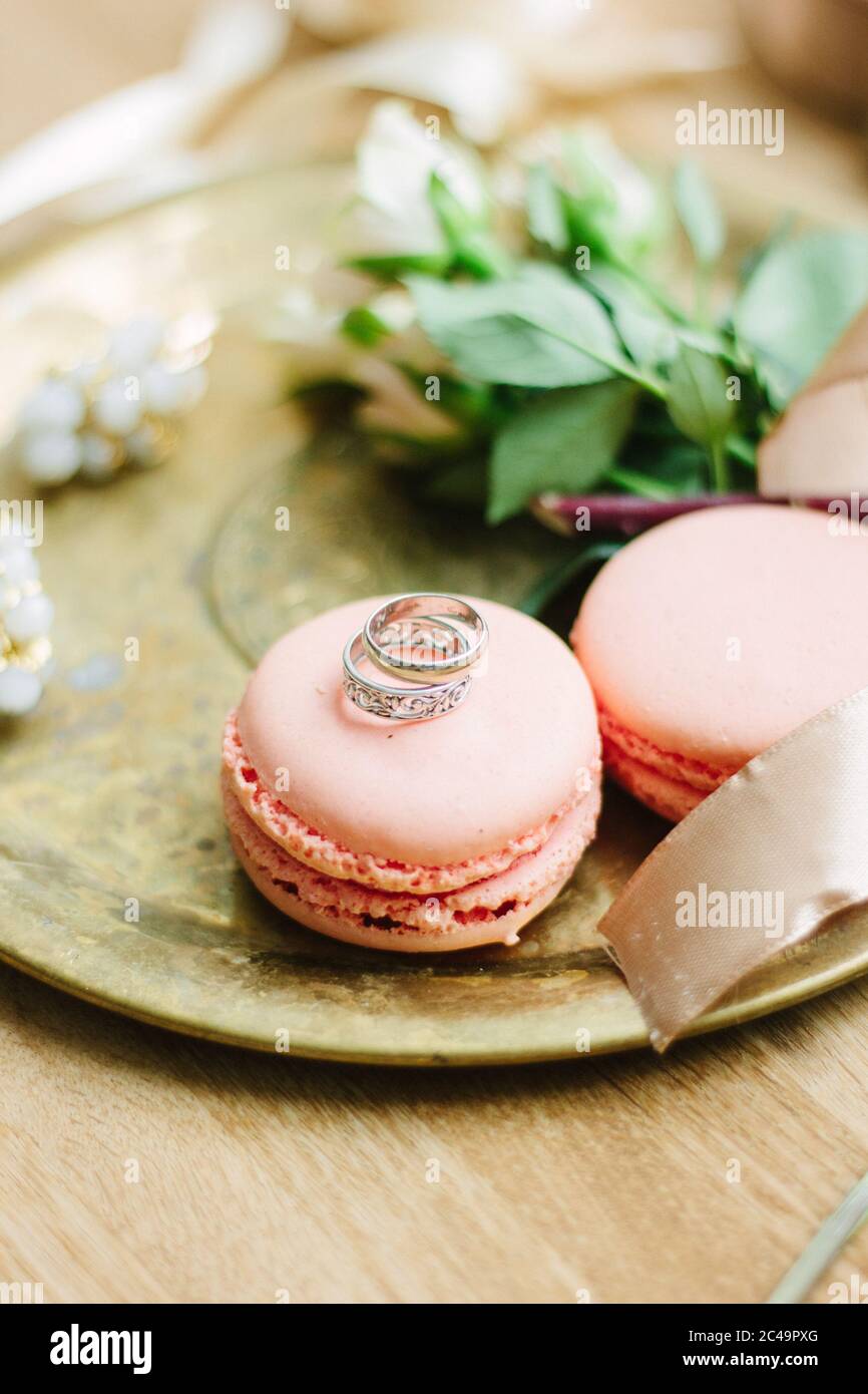 Wedding rings on a macaroon cakes as wedding decoration Stock Photo - Alamy