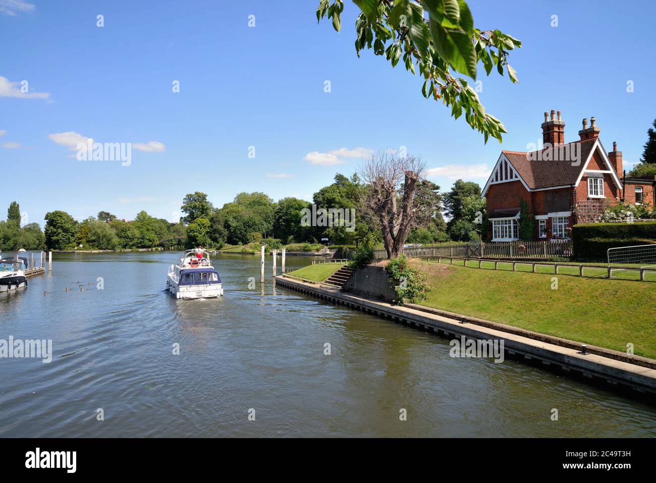 Approach to shepperton lock hi-res stock photography and images - Alamy