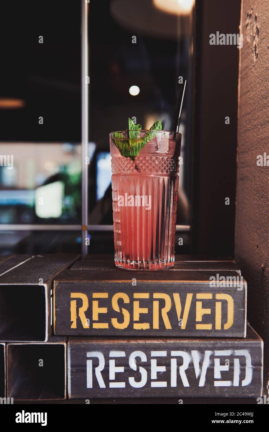 Reserved sign table hi-res stock photography and images - Alamy