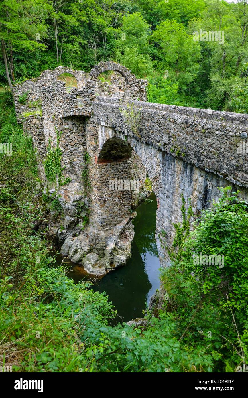Old stone bridge south of france hi-res stock photography and images ...