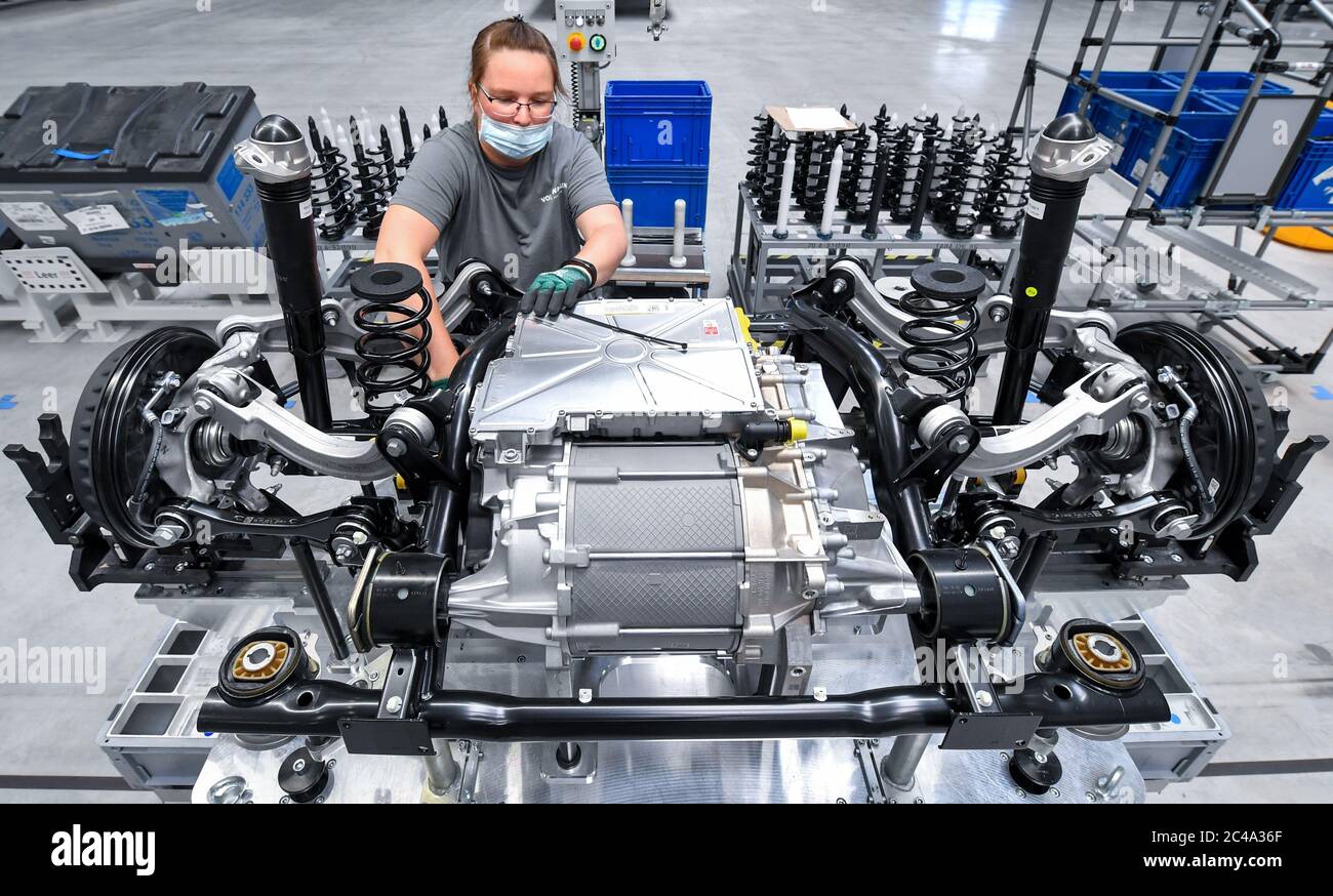 25 June 2020, Saxony, Meerane: In a new production hall Nicole Schwabe ...