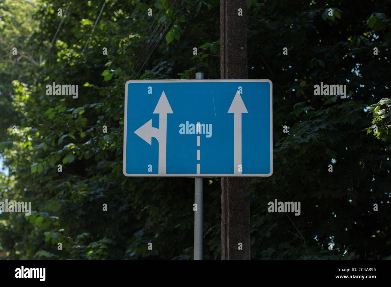 road sign right on pillar Stock Photo - Alamy