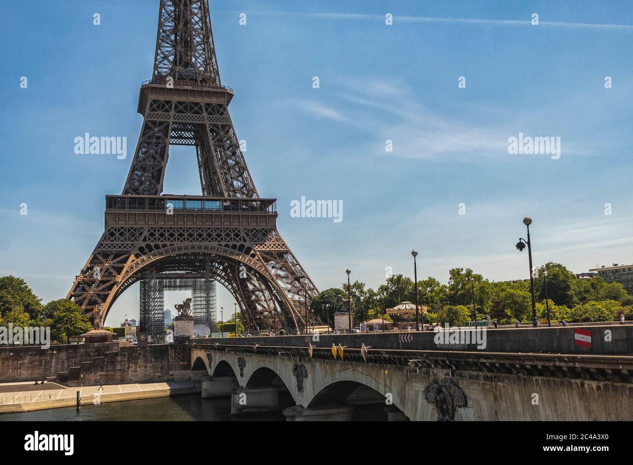 beautiful view of the eiffel tower and its connecting bridge Stock ...