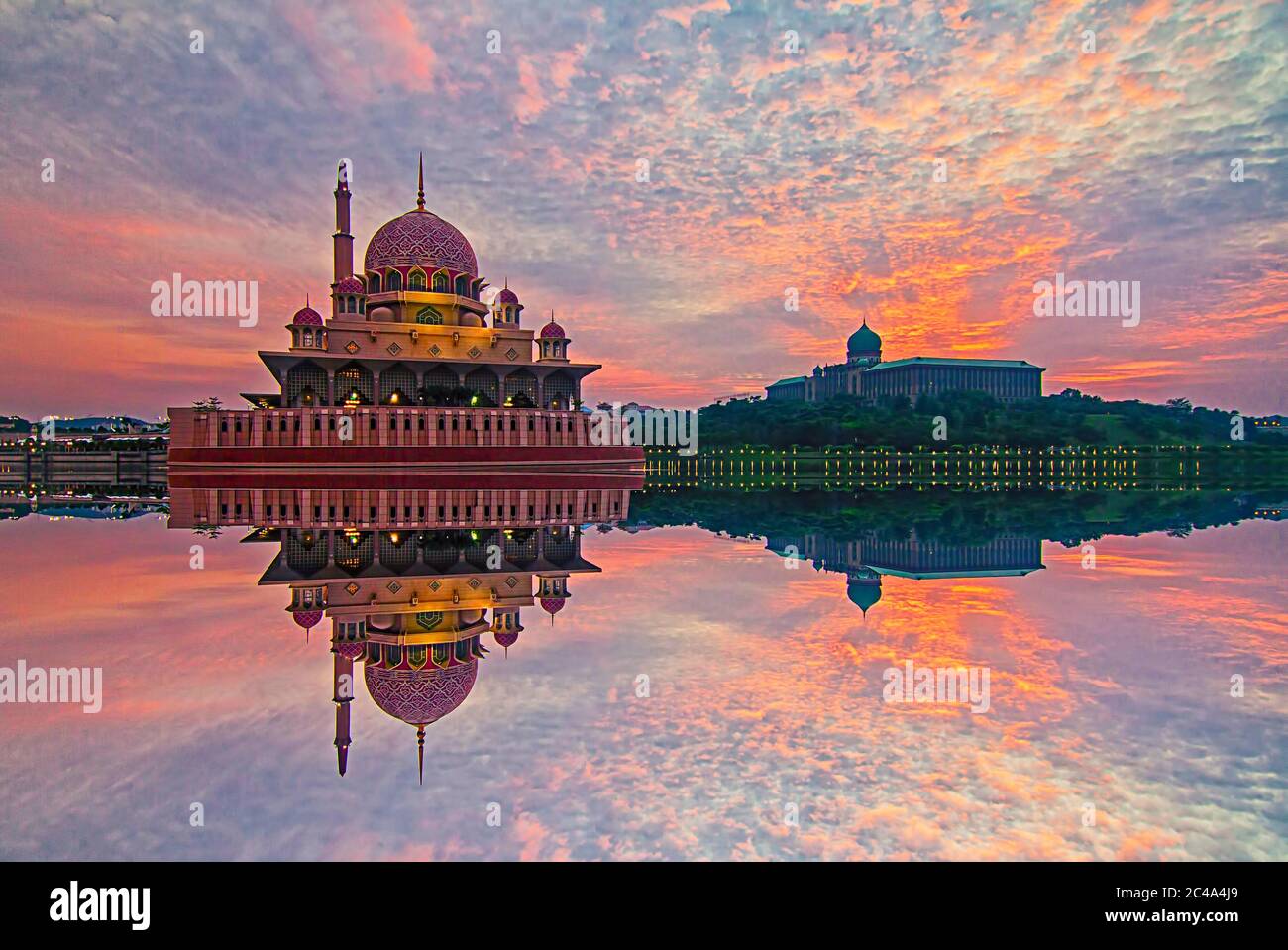 Landscape view of Putra Mosque and Perdana Putra in Putrajaya during ...