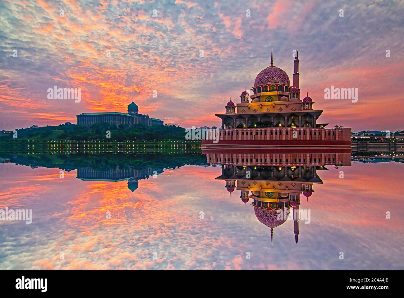 Landscape view of Putra Mosque and Perdana Putra in Putrajaya during ...