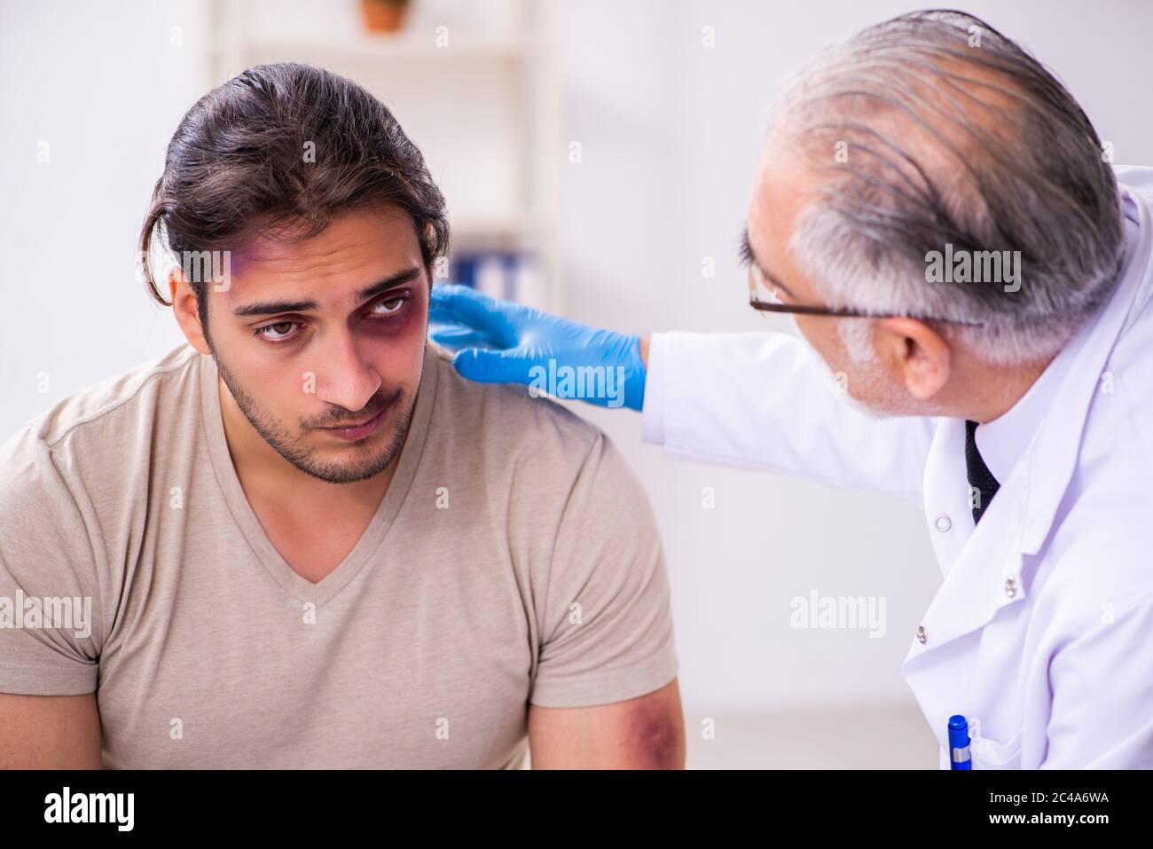 Young face injured man visiting experienced male doctor traumatologist ...