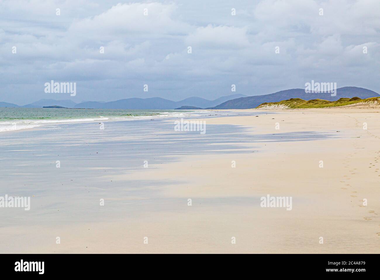 An idyllic white sand beach on the Hebridean Island of Berneray Stock ...
