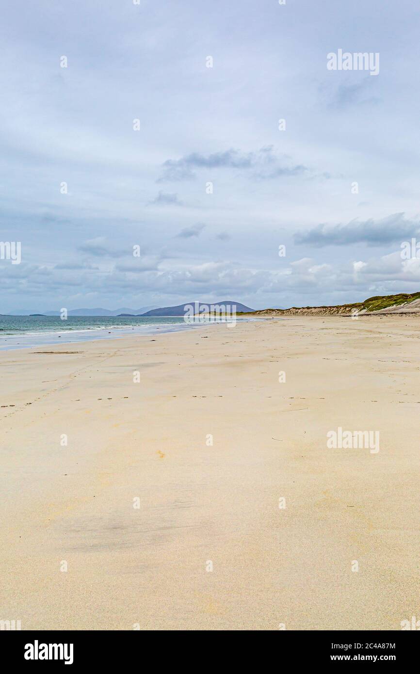An idyllic white sand beach on the Hebridean Island of Berneray Stock ...